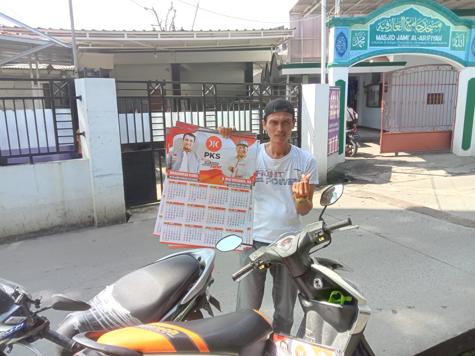 Serbuan Warga Saat Berbagi Kalender PKS di Pondokgede - DPD PKS Kota Bekasi