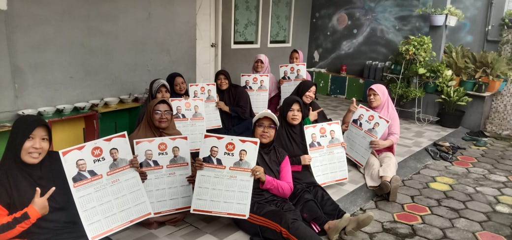 Serbuan Warga Saat Berbagi Kalender PKS di Pondokgede - DPD PKS Kota Bekasi